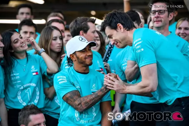 Mercedes considerou não parar Hamilton e pedir para ele deixar Bottas passar