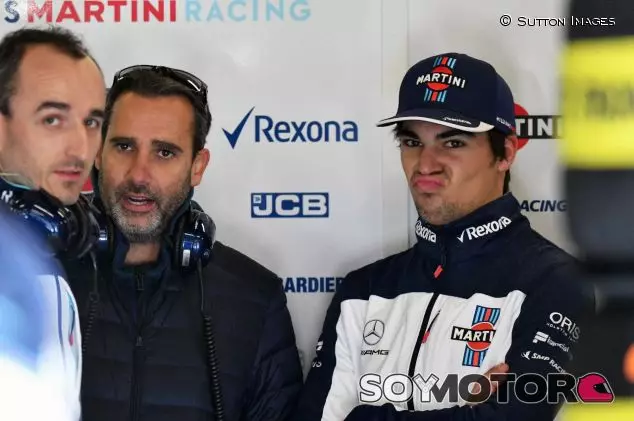 Lance Stroll (rechts) en Robert Kubica (links) in de Williams-box – SoyMotor.com