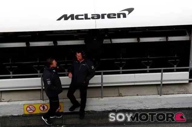 Eric Boullier (വലത്) സാക്ക് ബ്രൗണിനൊപ്പം (ഇടത്) - SoyMotor.com