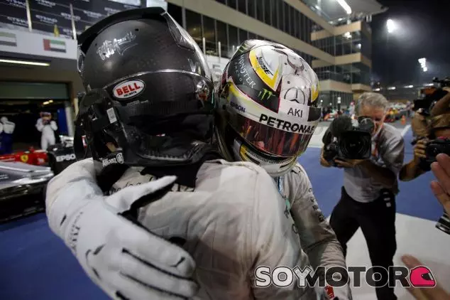 2016 시즌의 끝에서 Nico Rosberg와 Lewis Hamilton – SoyMotor.com