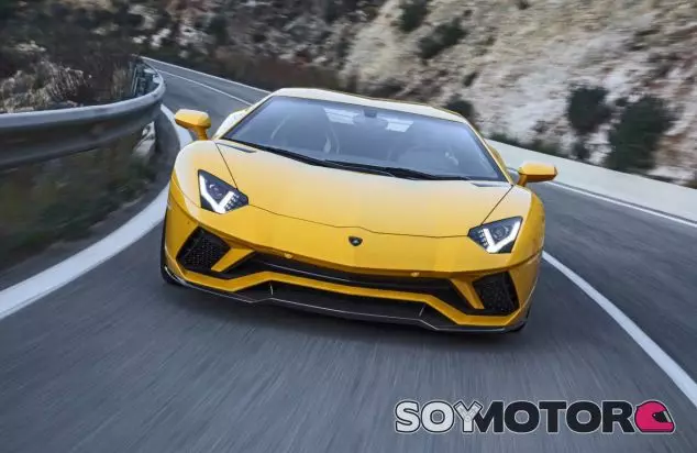 Ni fydd Aventador Lamborghini wedi'i bweru