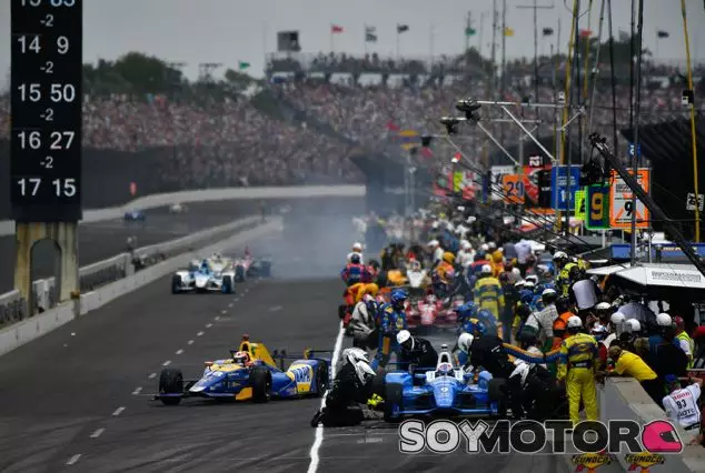 Alexander Rossi cứu trong cuộc đua Indianapolis 500