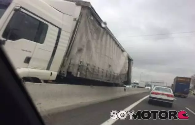 Ein Lastwagen mit Papierrollen fährt auf der A-2 in Madrid gegen den Mittelstreifen