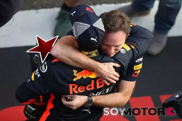 Christian Horner knúsar Daniel Ricciardo í Shanghai