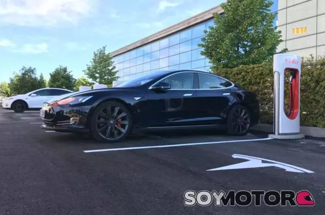 Tesla inaugure son premier compresseur à Madrid- SoyMotor.com