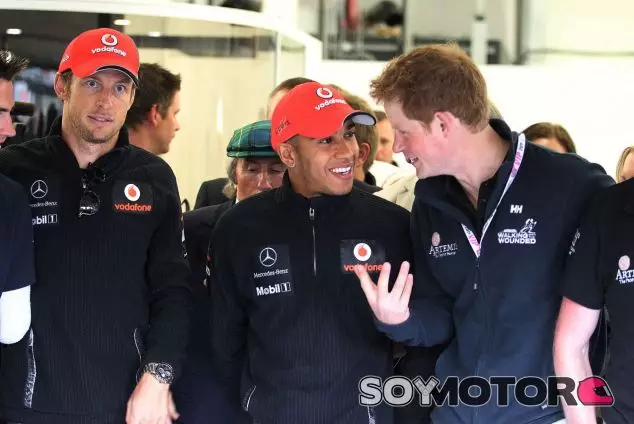 Lewis Hamilton ngobrol karo Pangeran Harry ing 2012 - SoyMotor.com