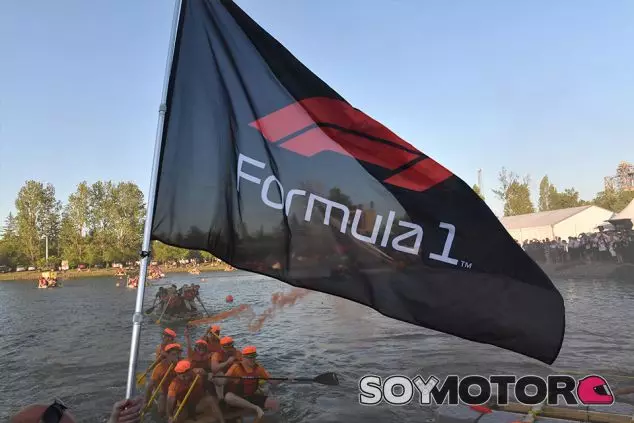 Bandeira com o logotipo da Fórmula 1 em Montreal
