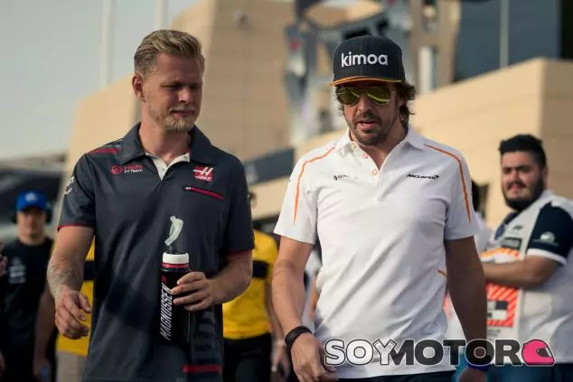 Kevin Magnussen (agavale) ma Fernando Alonso (taumatau) - SoyMotor.com