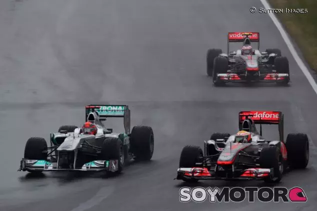 Jenson Button bag Lewis Hamilton (højre) og Michael Schumacher (venstre) ved Canadian GP 2011 – SoyMotor.com