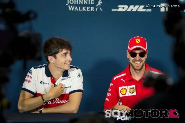Charles Leclerc (agòch) ak Sebastian Vettel (adwat) - SoyMotor.com