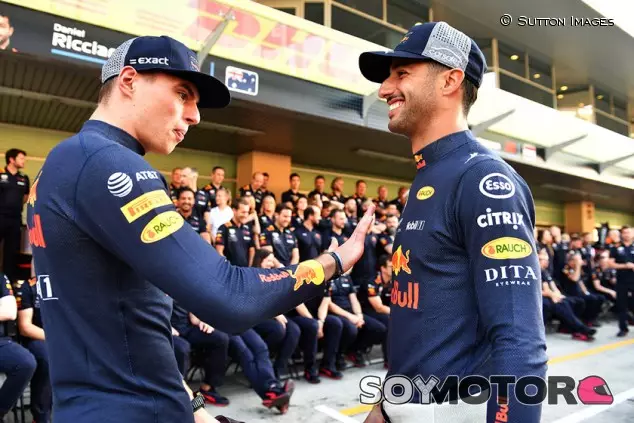 Max Verstappen kaj Daniel Ricciardo ĉe Yas Marina