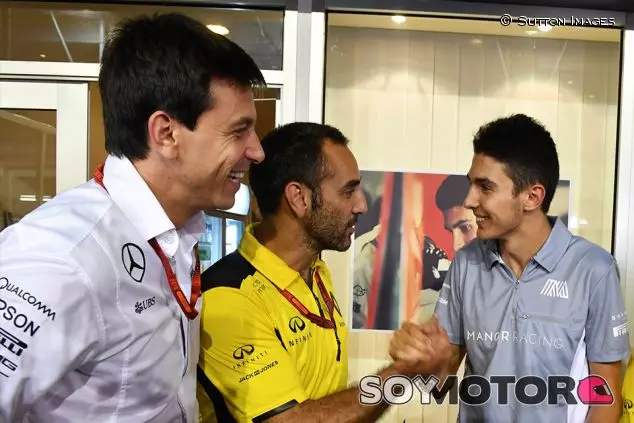 Toto Wolff, Cyril Abiteboul ndi Esteban Ocon ku Marina Bay