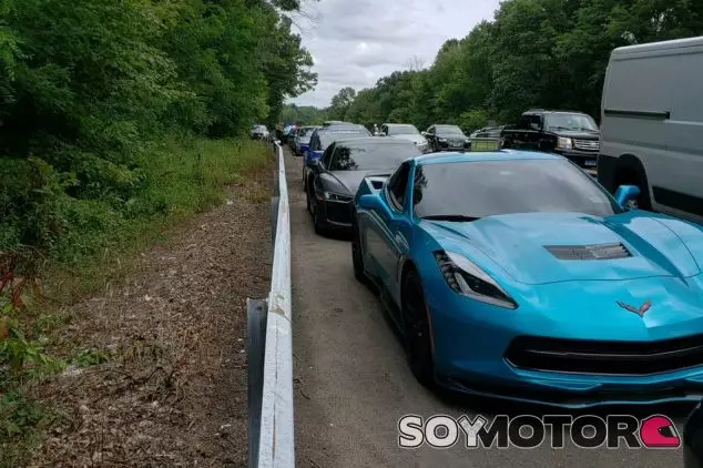 Kereta sukan berhenti di Connecticut