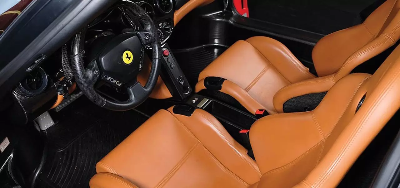 ferrari_enzo_tommy_hilfiger_interior.jpg