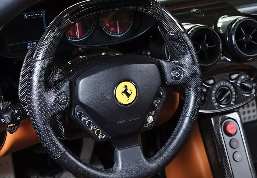 ferrari_enzo_tommy_hilfiger_volante.jpg