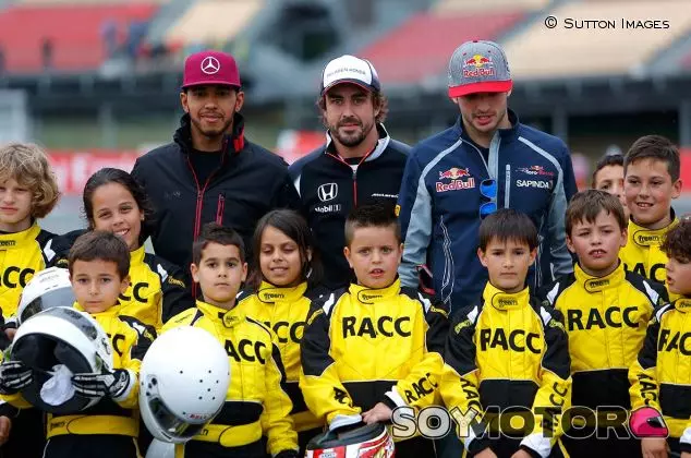 Lewis Hamilton, Fernando Alonso eta Carlos Sainz Bartzelonako RACCko kadete karting gidariekin