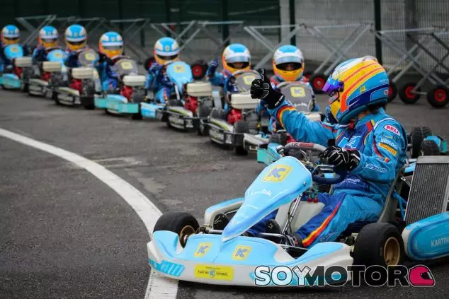 Fernando Alonso bere karting eskolan – SoyMotor.com