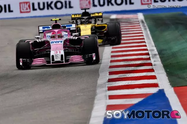 Esteban Ocon kaj Nico Hulkenberg en Soĉi