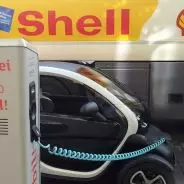 Photo showing a Shell tanker truck and an independent electric charging point - SoyMotor