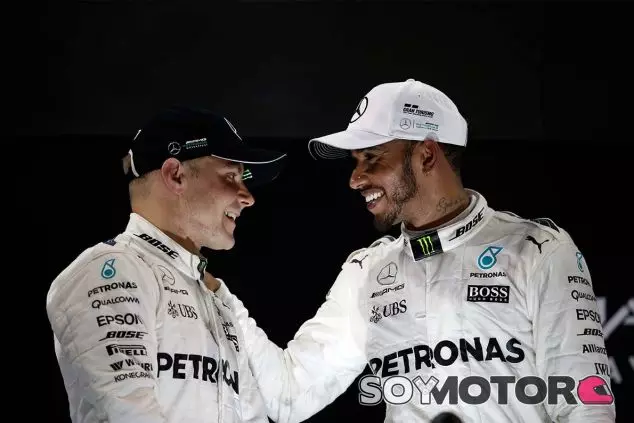 亚斯码头的 Valtteri Bottas 和 Lewis Hamilton