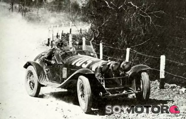 Tazio Nuvolari در Mille Miglia 1932 - SoyMotor