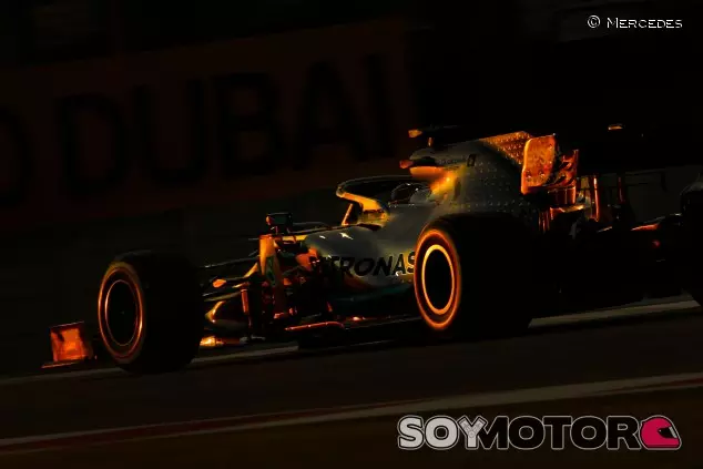 Abu Dhabi è 'territorio Mercedes': Hamilton si scatena senza pietà