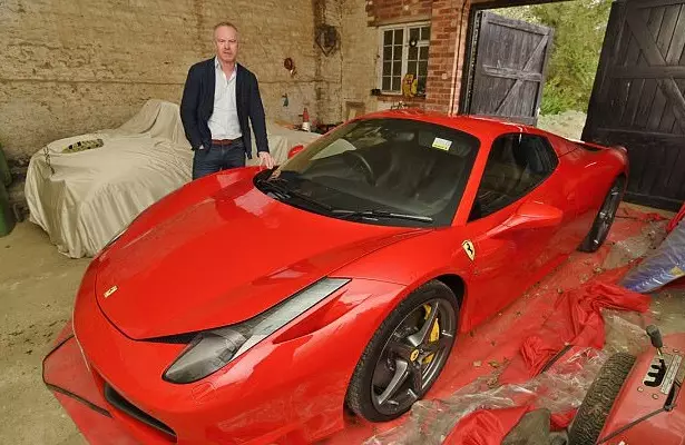 The owner of this Ferrari 458 received 11,500 euros for stepping on a pothole
