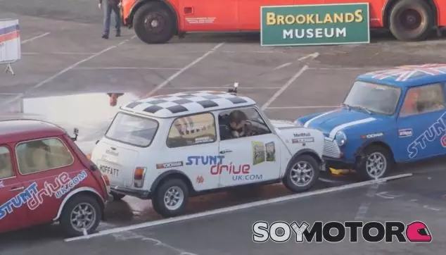 Perfect parking... Ug Guinness World Record! - SoyMotor