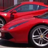 Si Keanu Reeves sa gulong ng Ferrari 488 GTB