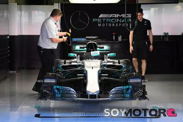 Mercedes W08 di Barcelona - SoyMotor