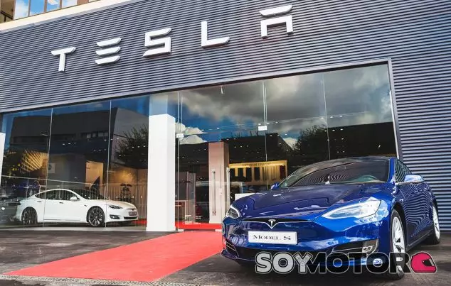 Tesla kolib oma peakorteri Hispaanias Barcelonast Hospitalet de Llobregati