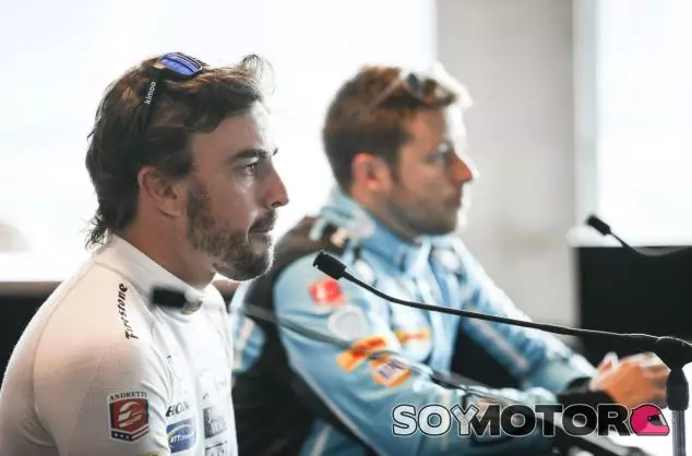 Fernando Alonso miaraka amin'i Marco Andretti any Indianapolis