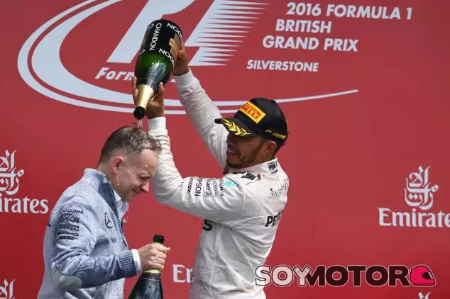 Lewis Hamilton pezsgőt permetezett John Owennek a 2016-os Silverstone pódiumán – SoyMotor.com