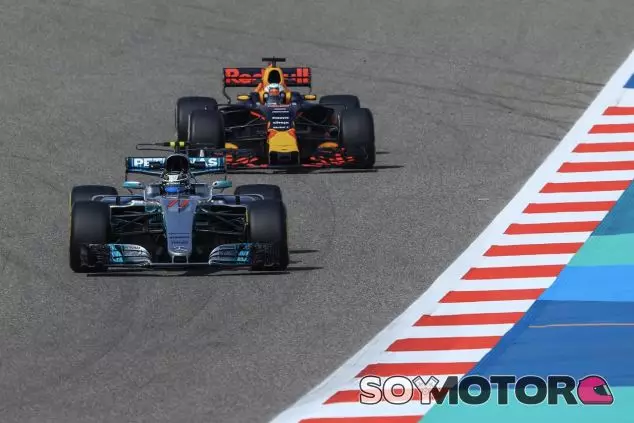 Egy Mercedes autó Daniel Ricciardo előtt – SoyMotor.com