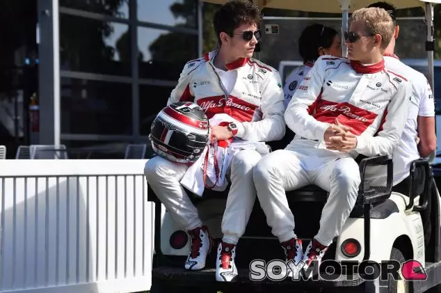 Charles Leclerc (majtas) dhe Marcus Ericsson (djathtas) – SoyMotor.com