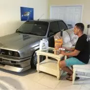 Randy nyelehake BMW M3 E30 ing ruang tamu