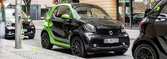 smart-electric-drive-2017-fortwo-fronto-latera-recharge-street.jpg