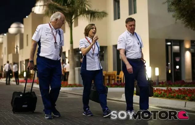 Claire Williams –ċentru– u Mike O'Driscoll –lemin– f'Abu Dhabi