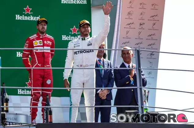 Sebastian Vettel ja Lewis Hamilton Monzan palkintokorokkeella