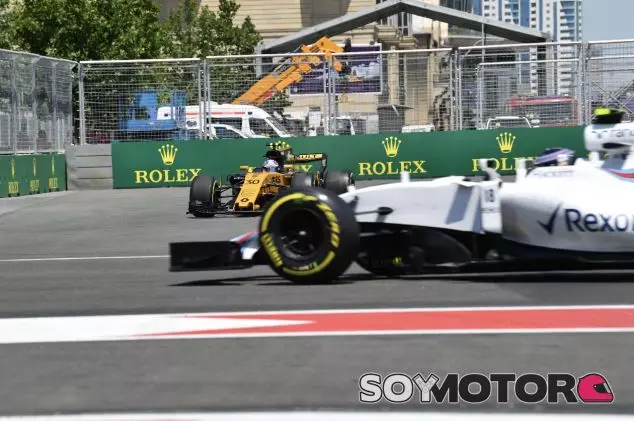 Renault (latar mburi) lan Williams (ngarep) mobil ing Baku - SoyMotor.com