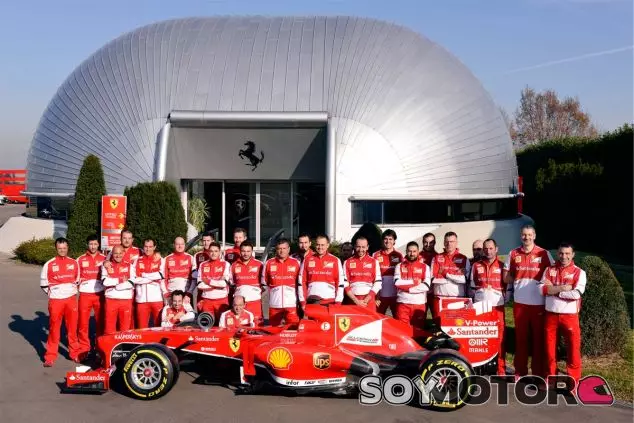 Η ομάδα της Ferrari ποζάρει δίπλα στο βραβείο Pit-Stop Challenge, το οποίο στηρίζεται στη μύτη του F138 - LaF1