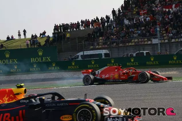 Max Verstappen na Sebastian Vettel mgbe ha dakọtara na Shanghai