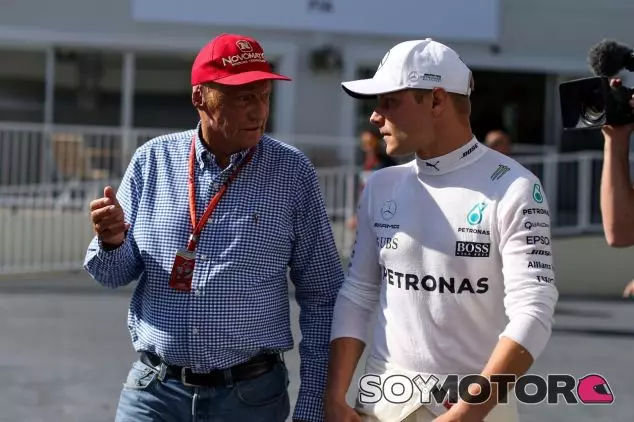 Niki Lauda (kiwa) ngobrol karo Valtteri Bottas (tengen) - SoyMotor.com