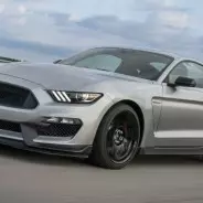 Ford Mustang Shelby GT350R: frateto kun akreditaĵoj