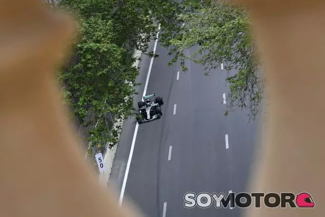 Lewis Hamilton li Baku