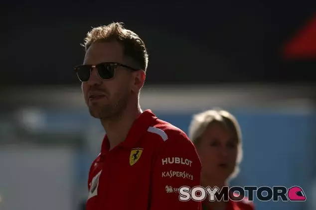 Sebastian Vettel bei senger Arrivée an Aserbaidschan - SoyMotor.com