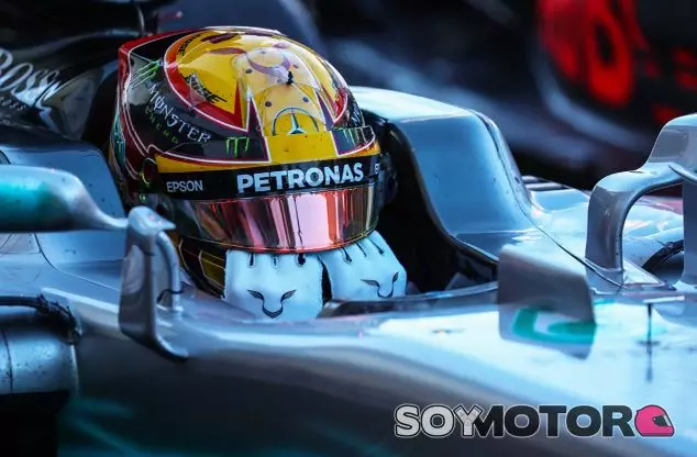 Lewis Hamilton li Suzuka