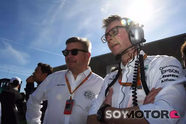 Ross Brawn (stânga) cu Andy Shovlin (dreapta) de la Mercedes – SoyMotor.com