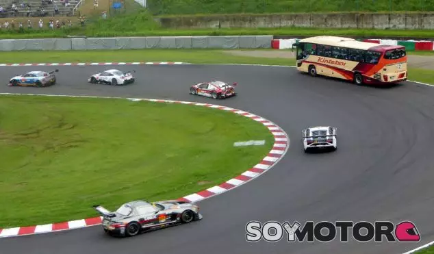 Circuit Safari: ein Bus bei den Rennen