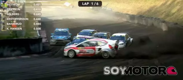 Kevin Eriksson dépasse de l'extérieur au premier virage de la piste de Rallycrossc